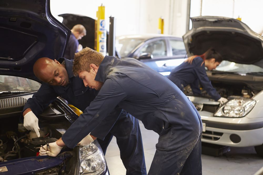 How to Become An Automotive Technician | Trendslr